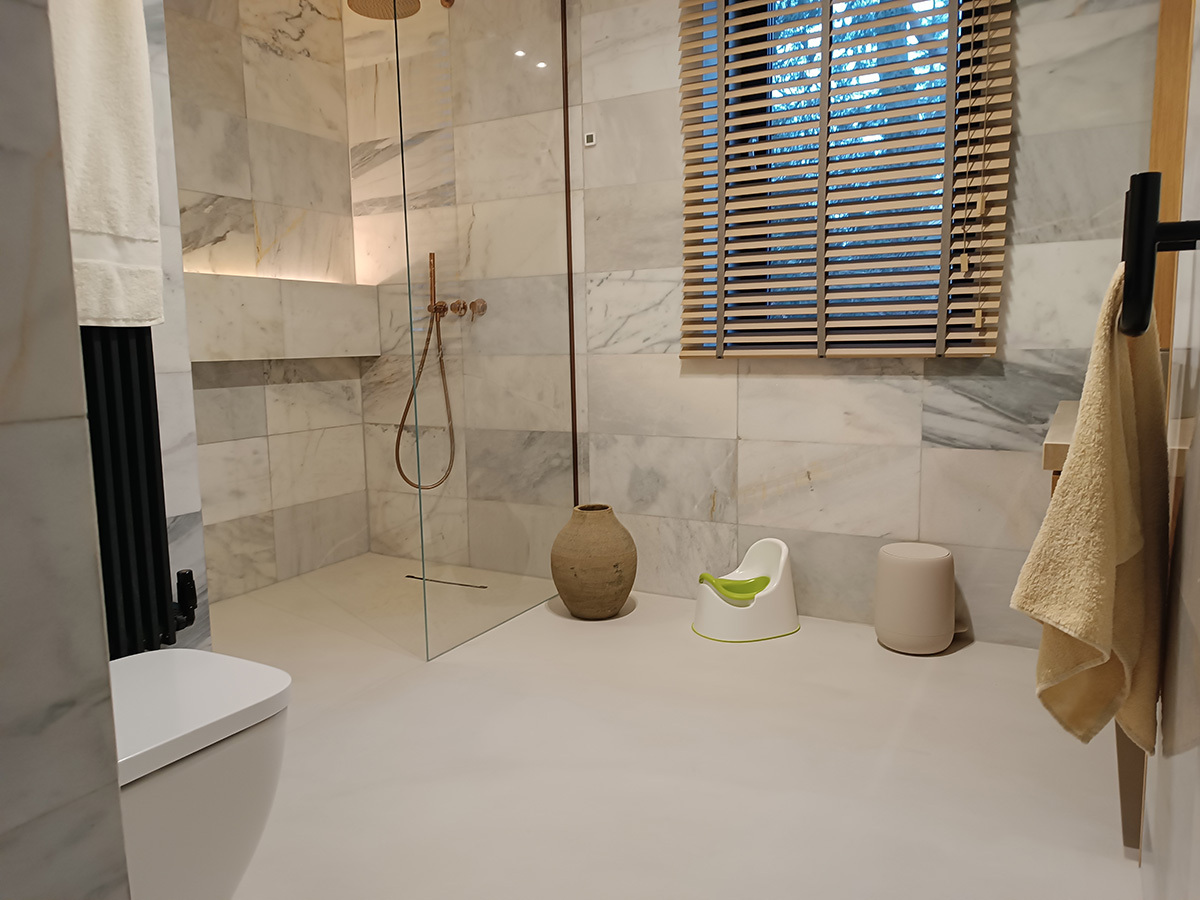 Mikrocement łazienka. Stosowany pod prysznicem i na płytki